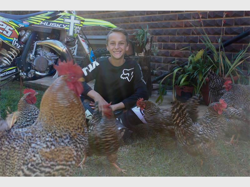 KYK: Impie (13) boer op sy motorfiets én by sy hoenders | Kempton Express