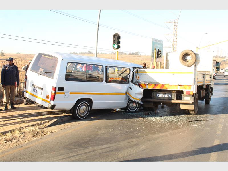 Taxi drives into truck on Andrew Mapheto Drive | Kempton Express