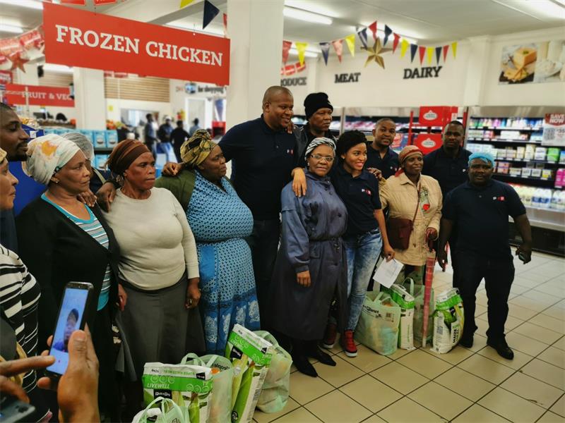 Summore Market donates food parcels to grannies | Kempton Express