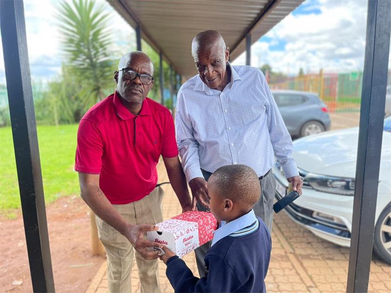 School shoes donated to Rev Makgale Mapheto Primary School | Kempton ...