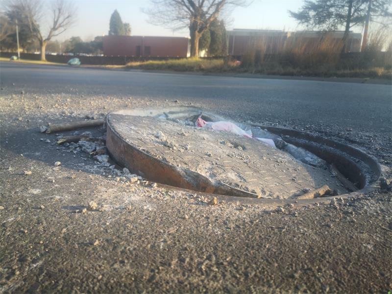 Vehicle damaged by ill-fitting manhole cover on Monument Road | Kempton ...