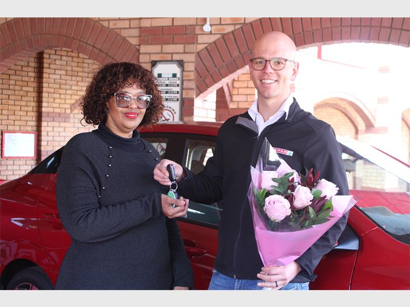 Edleen customer drives away in new Hyundai after SPAR win | Kempton Express