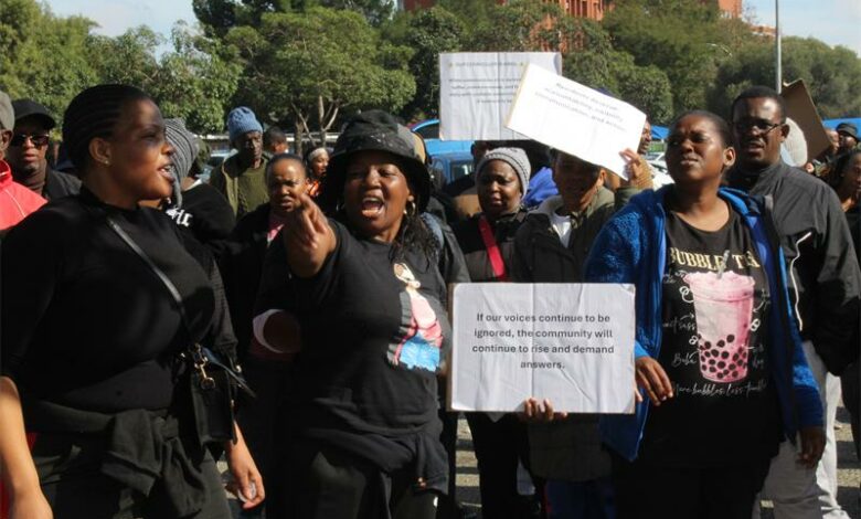 Leondale and Buhle Park residents protest recurring power cuts ...