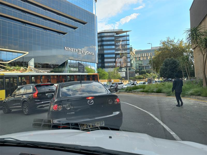Illegal parking and roadworks cause chaos on Rivonia Road | Sandton ...