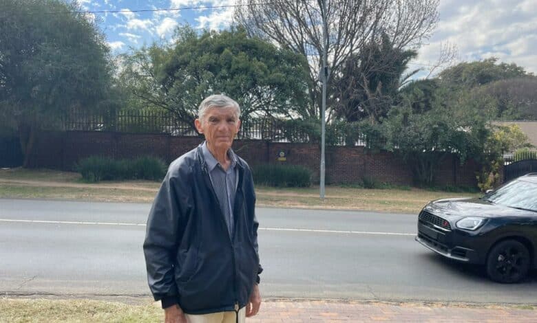 Bryanston Resident fears his safety as Bryanston Drive streetlights ...