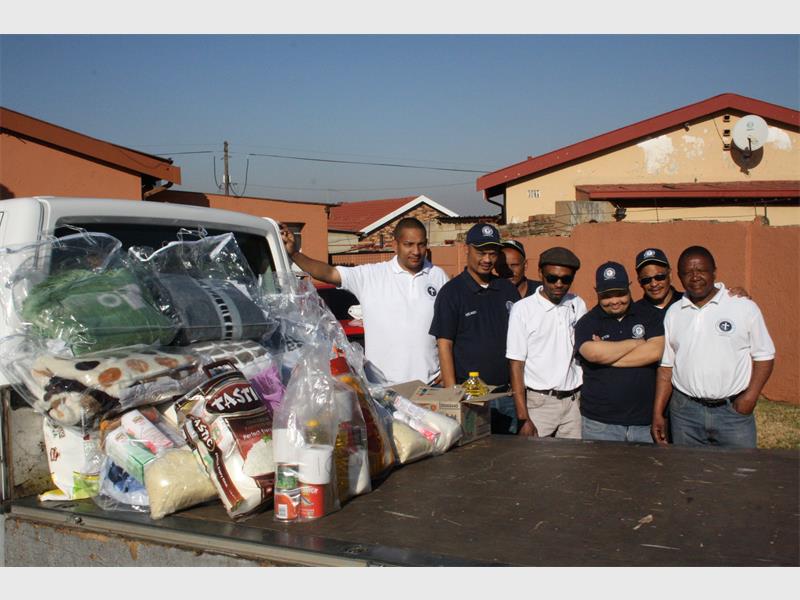 Senior citizens receive food parcels | Alberton Record