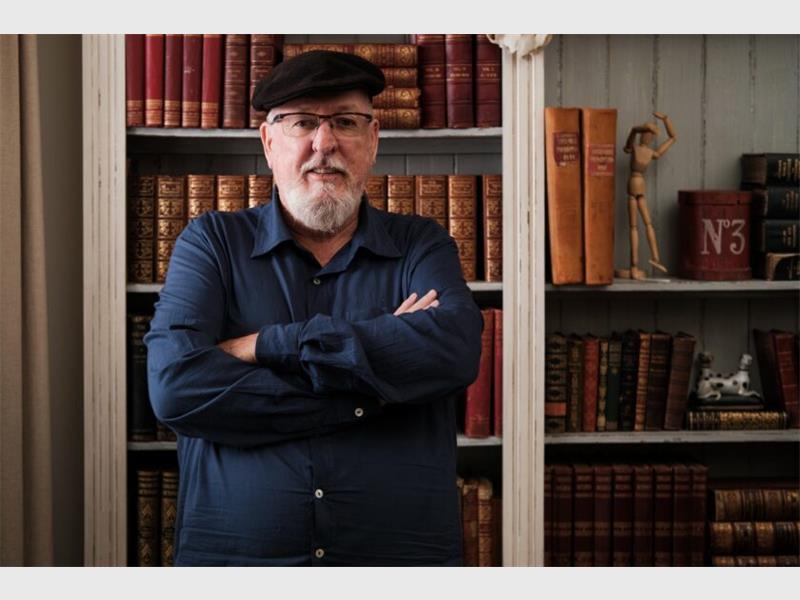 Suksesvolle besigheids-magnaat stel eerste boek bekend op die ouderdom ...