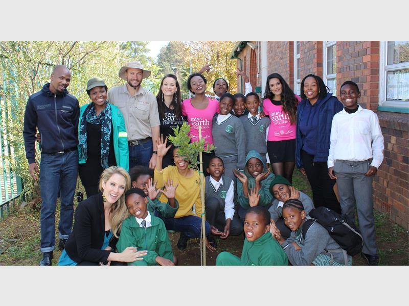 [GALLERY + VIDEOS]: Director of Miss Earth SA plants 10 trees at La ...