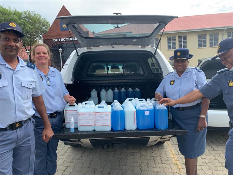 Community reaches out to Mondeor and Booysens SAPS | Southern Courier