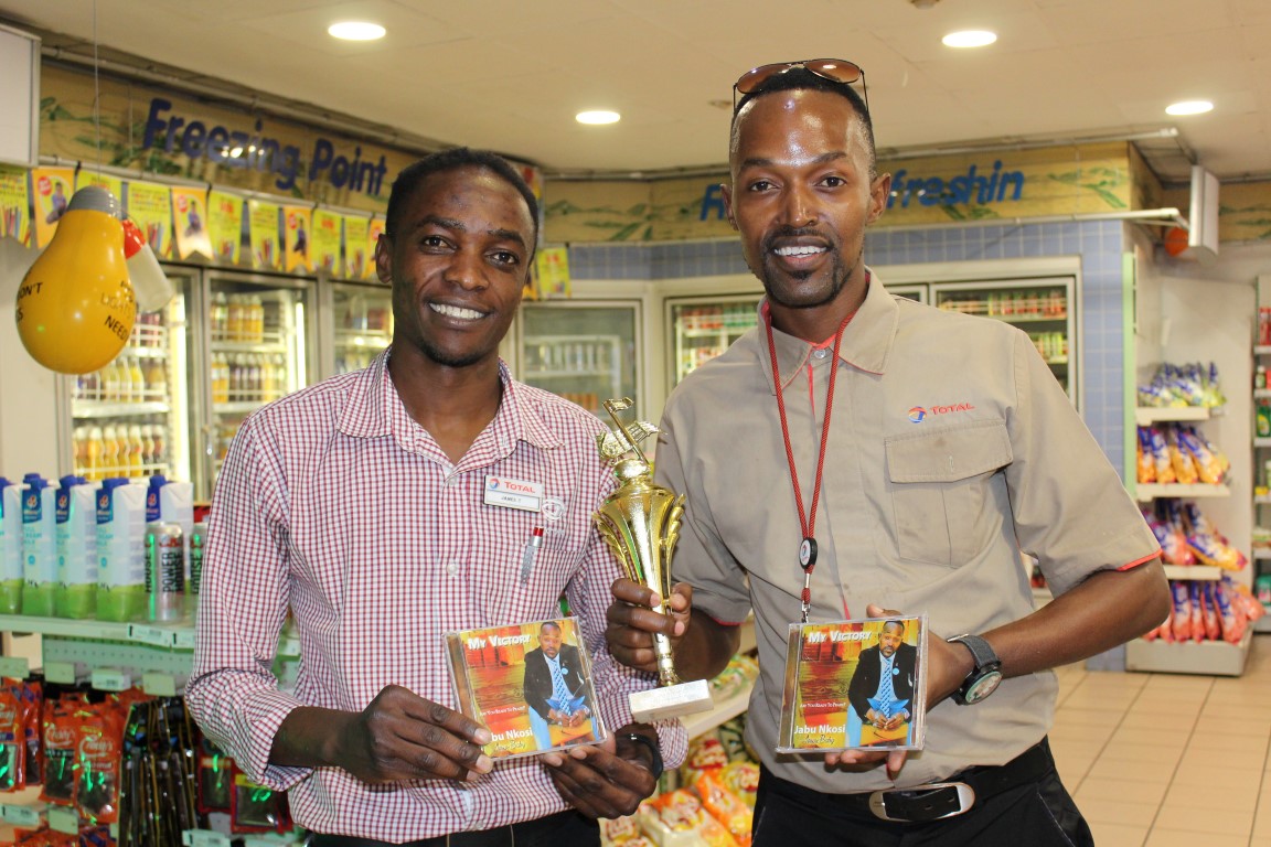 WATCH: A singing cashier | Comaro Chronicle
