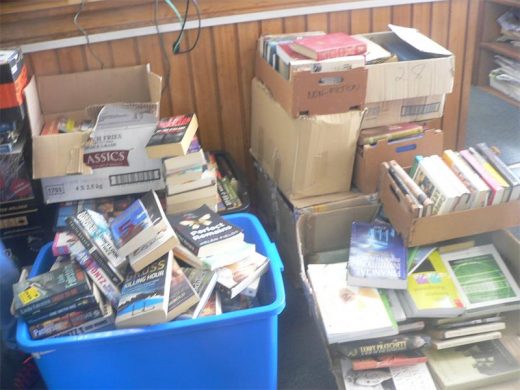Gansra donates books to Glenanda library | Comaro Chronicle