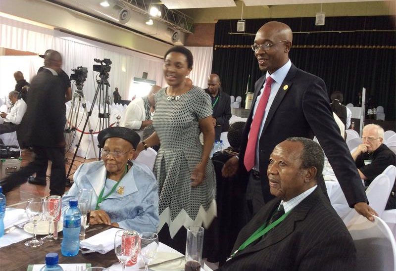 City mourns death of former mayor Isaac Mogase | Comaro Chronicle