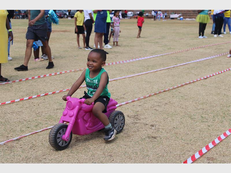WATCH: Novelty family sports day at Meredale Primary School | Comaro ...