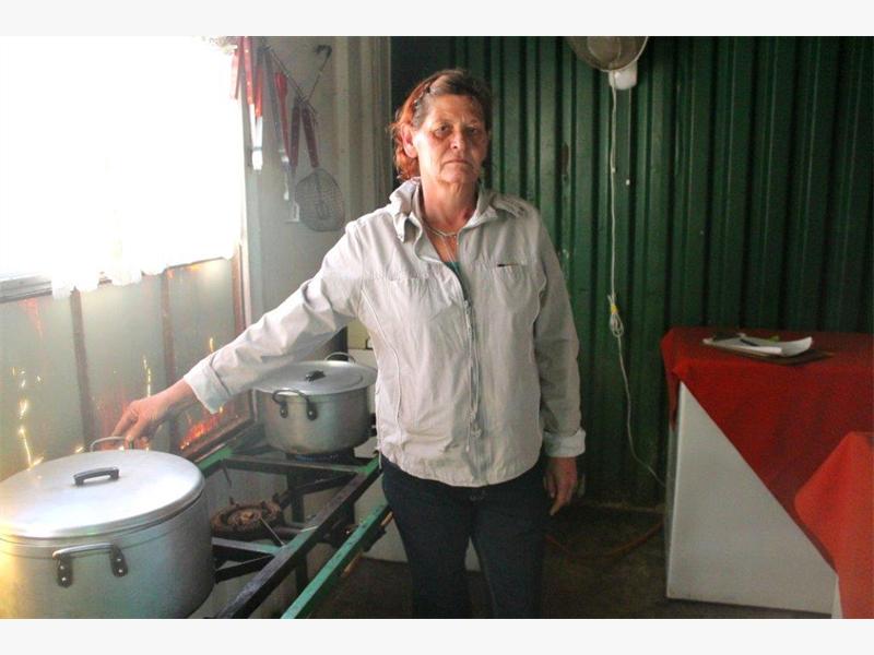 Armste armes sit sonder krag | Lowvelder