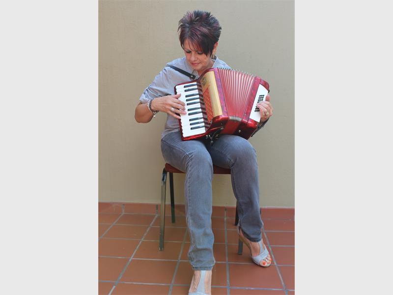 Talentvolle inwoner deel die vreugde van musiek met haar trekklavier ...