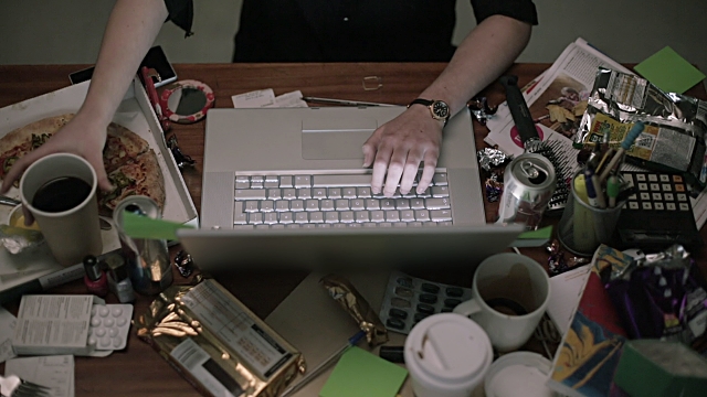 Dirty vs Clean desk | Lowvelder