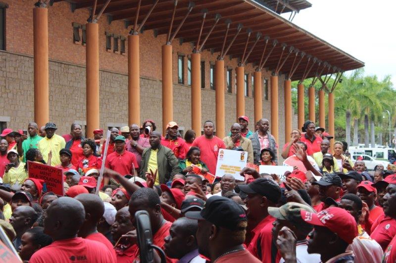 Striking Makro workers join Cosatu strike | Lowvelder