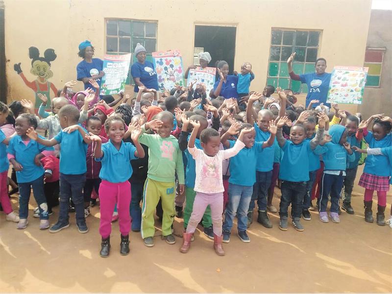 DA donates pre-school charts to local creche | Lowvelder