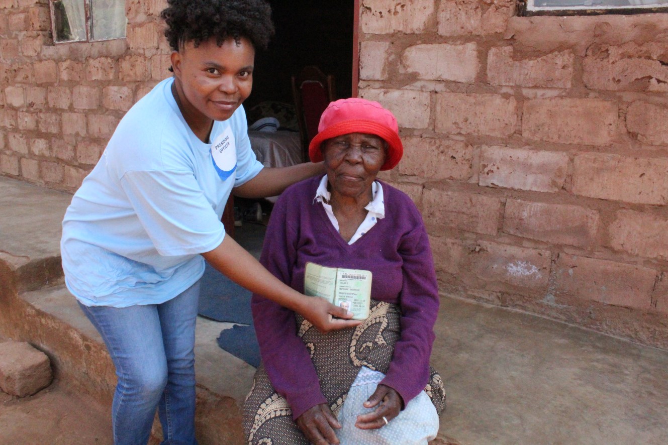 Young and old voting at Riba Cross | Lowvelder