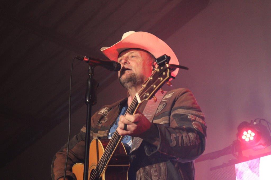 IN FOTO'S: Steve en ander versit berge vir kankerpasiënte | Lowvelder