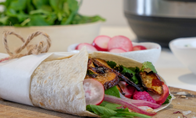 Harissa mushroom wrap with beetroot hummus | Lowvelder
