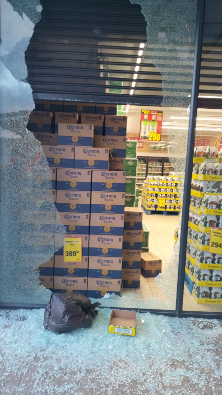 WATCH: Big gang robs Dwarsloop Mall | Lowvelder