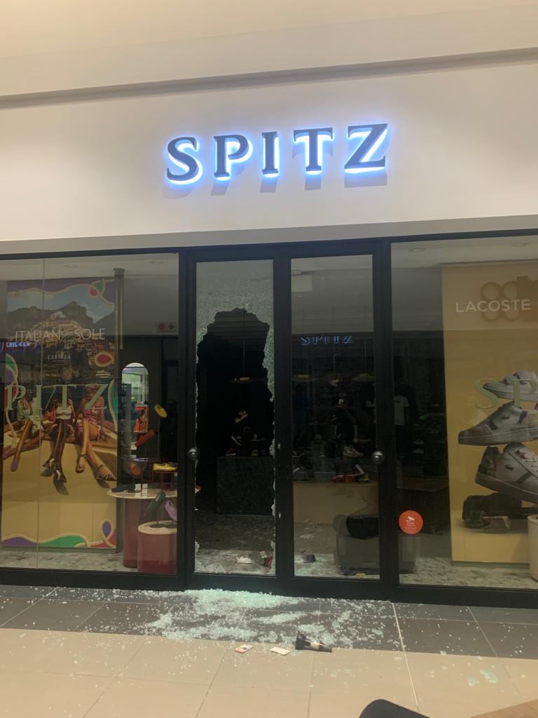 WATCH: Big gang robs Dwarsloop Mall | Lowvelder