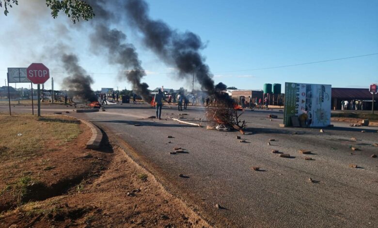 Apel villagers block roads demanding services | Lowvelder