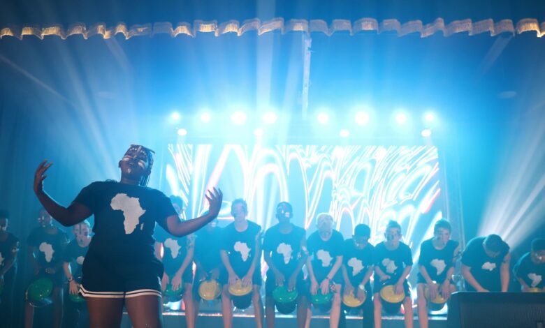 FOTO’S: Laerskool Witrivier reis om die wêreld met revue | Lowvelder