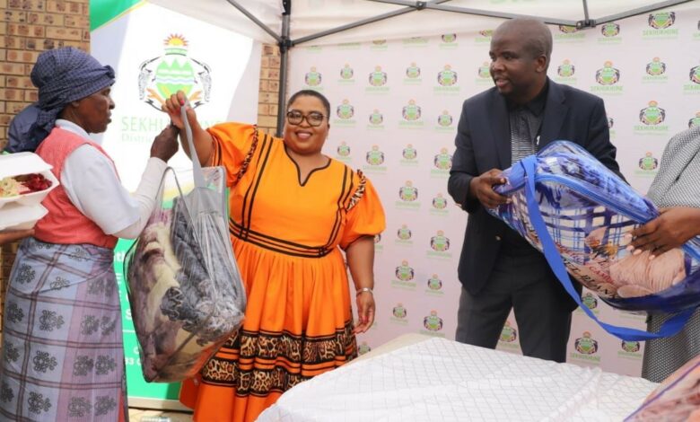 Bahula donates blankets to elderly citizens | Lowvelder