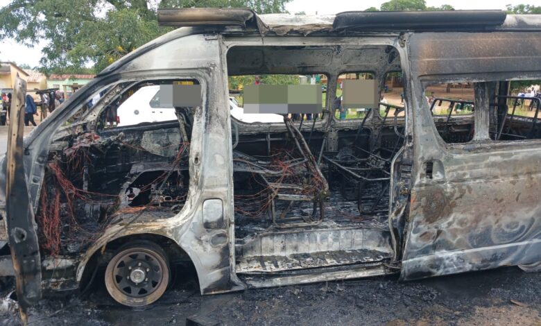 Minibus taxi burnt out by armed suspects near Hazyview | Lowvelder