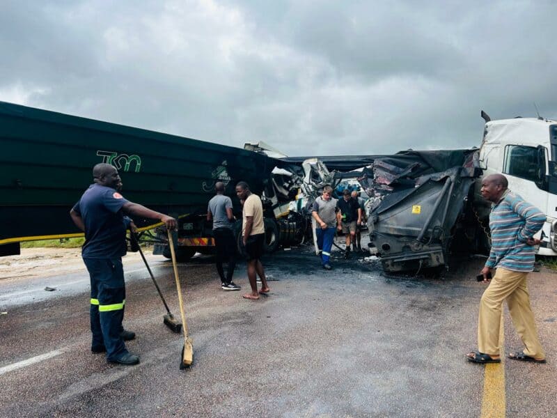 Driver dies in a head-on collision between two trucks on the R40 road ...