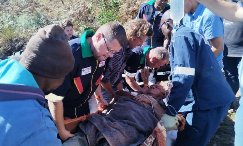 "Oom Brian" bevry na twee ure onder trekker se wrak | Lowvelder