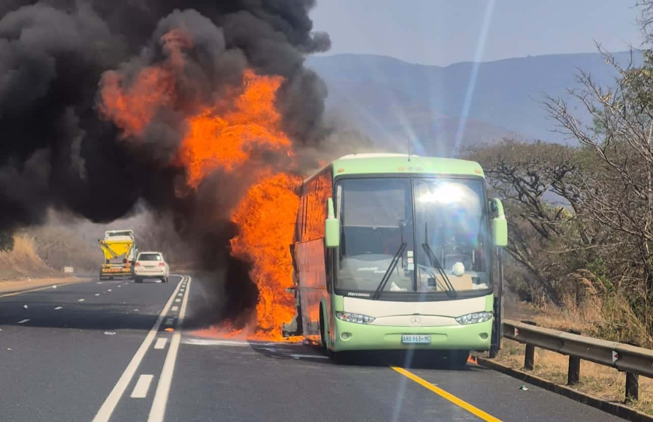 Traffic delays on N4 after bus fire and multi-vehicle crash | Lowvelder