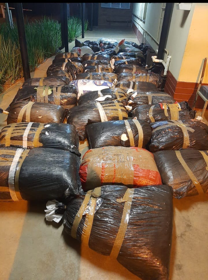 SAPS confiscates R1.9m's dagga at border outside Mkhondo | Mpumalanga News