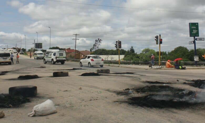 Disgruntled taxi drivers in Pienaar vow to intensify strike amid road ...