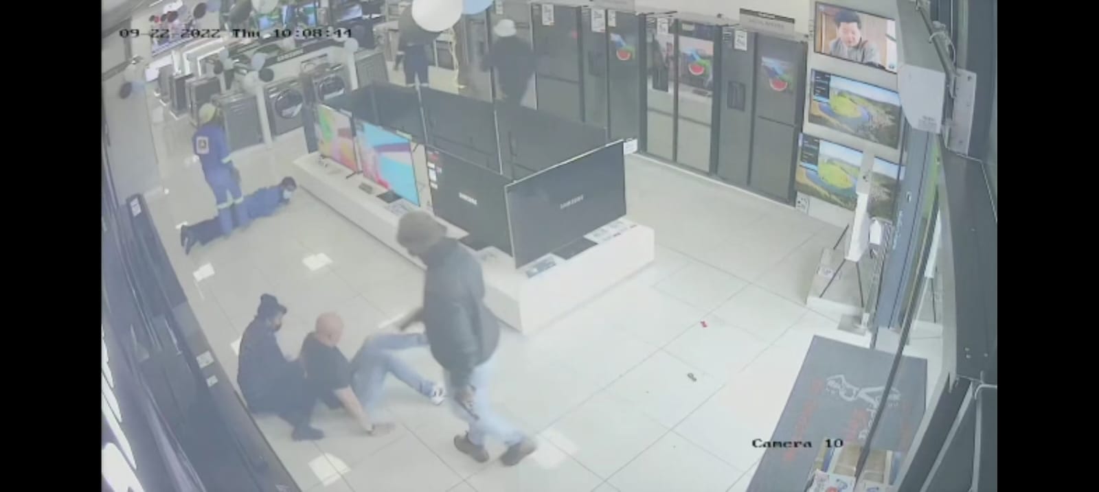 VIDEO: Armed gang storm Overport store | Berea Mail