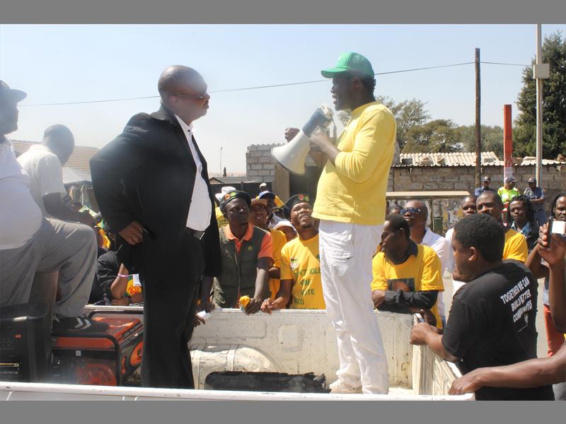 Youth demand government contracts | Alex News