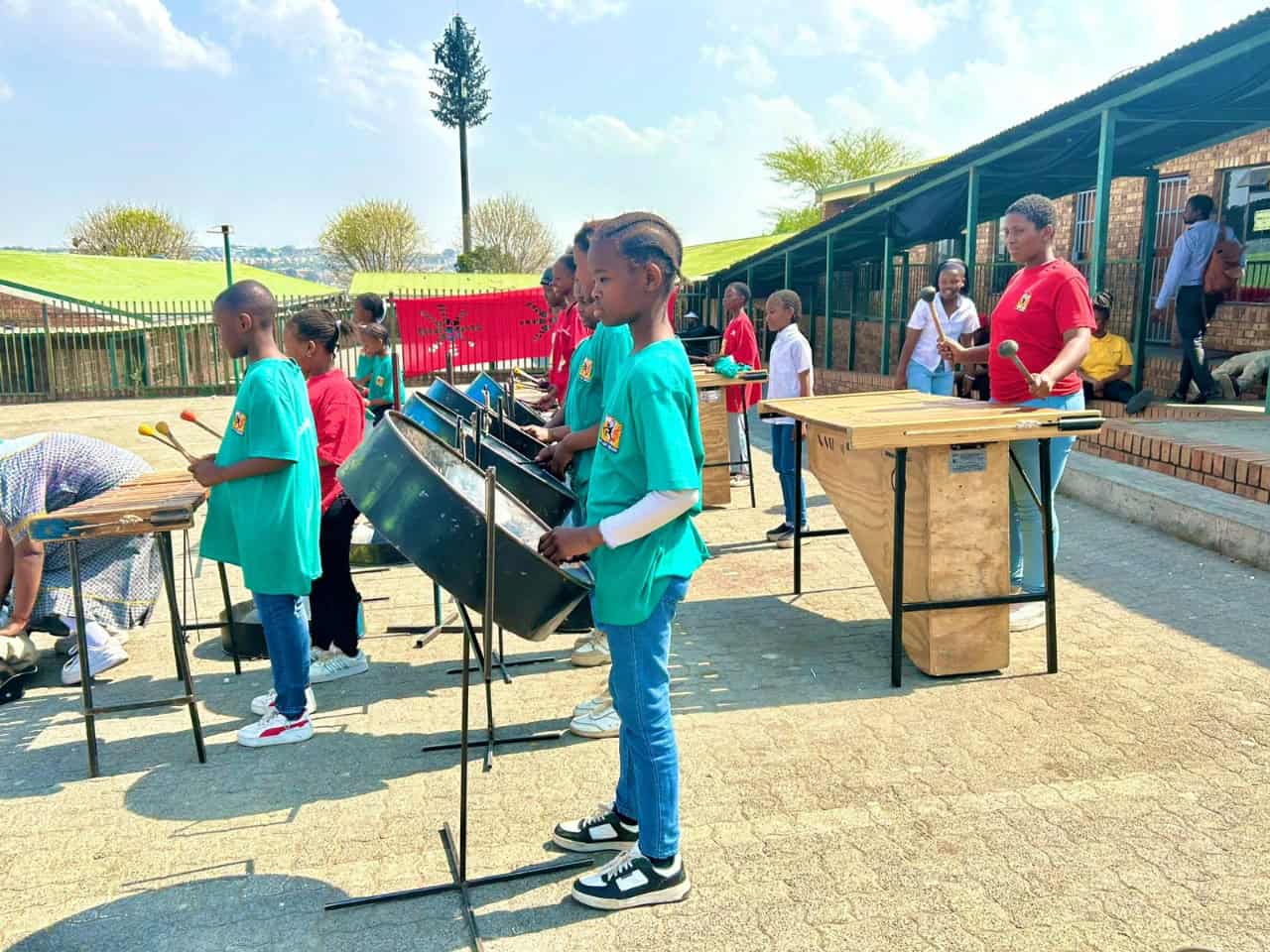 Alexandra Field Band’s fundraising show lights up Skeen Primary | Alex News