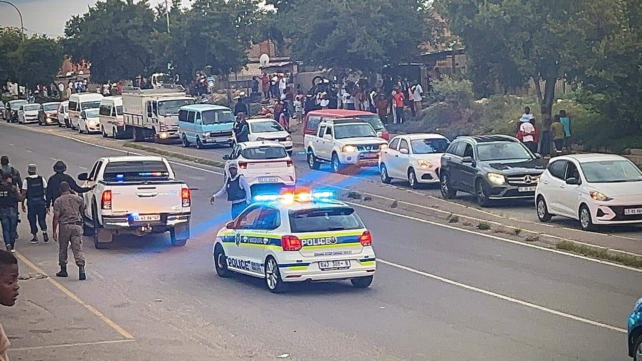 Police advise public to avoid entrance at mall in Alexandra as robbery ...