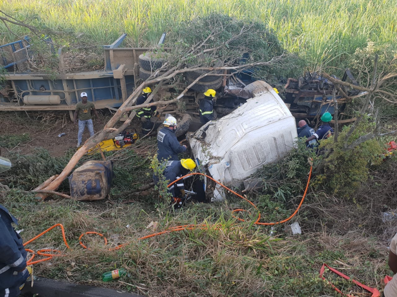 Truck driver trapped after accident at Ellingham on the R612 Ixopo Main ...