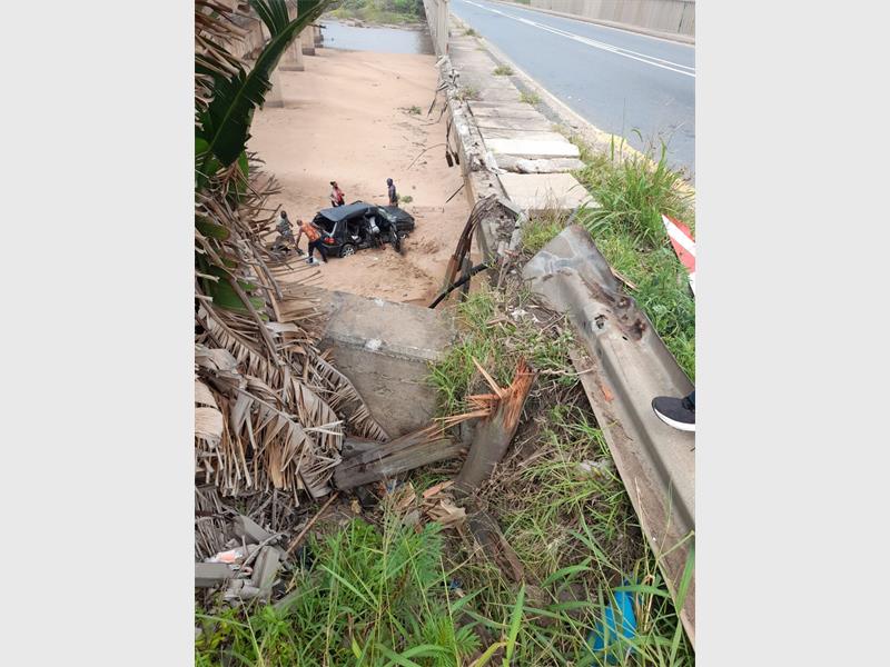 Another vehicle veers off Umzumbe bridge | South Coast Herald