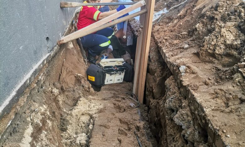 RESCUE: Two hour ordeal for man in collapsed trench | South Coast Herald