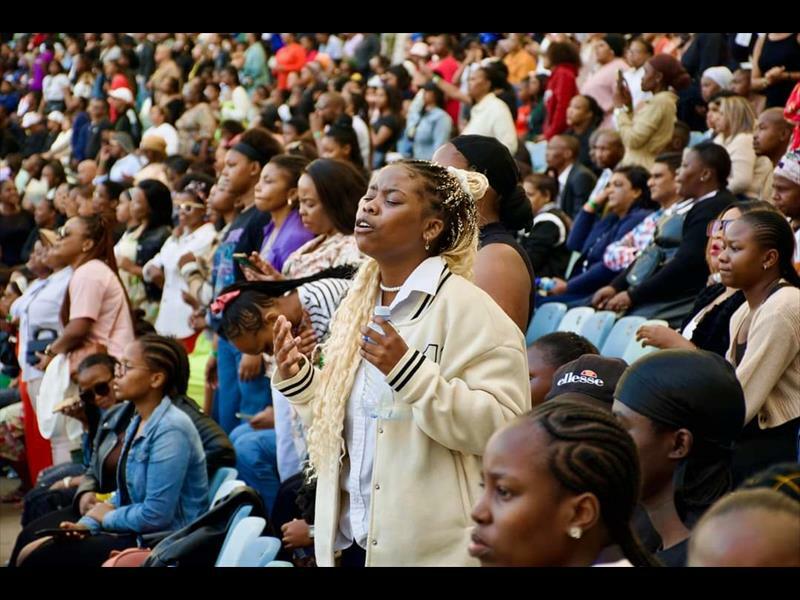 Prayer gathering draws large crowd | South Coast Herald