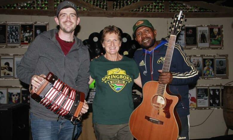 Music duo kicks off Heather Clark's fundraiser | South Coast Herald