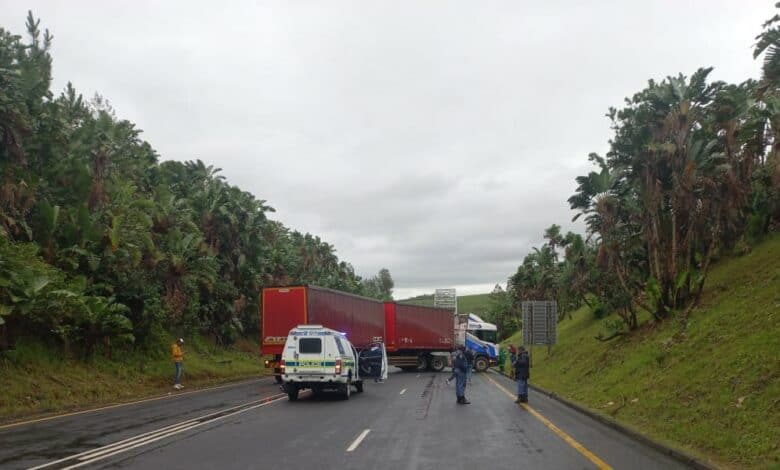 Mtamvuna River bridge blocked by taxis | South Coast Herald