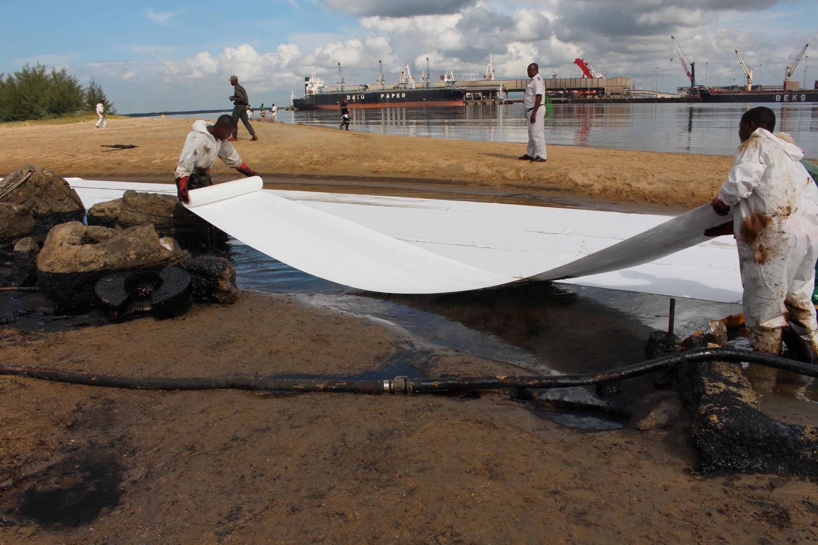 UPDATE: Oil clean-up operation in harbour | Zululand Observer