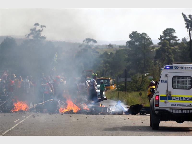 Protesters block R66 | Zululand Observer