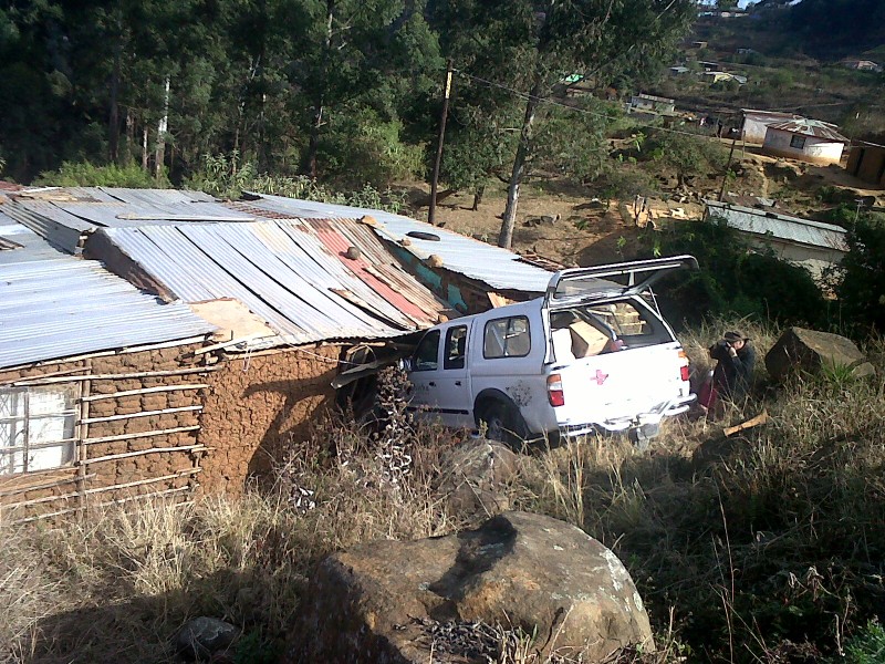 Basinde ngenhlanhla bengenelwa imoto endlini | Eyethu News