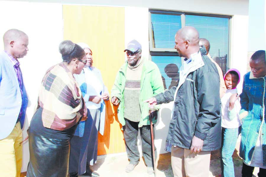 Zesuliwe izinyembezi kongaboni ezovulelwa indlu | Eyethu News